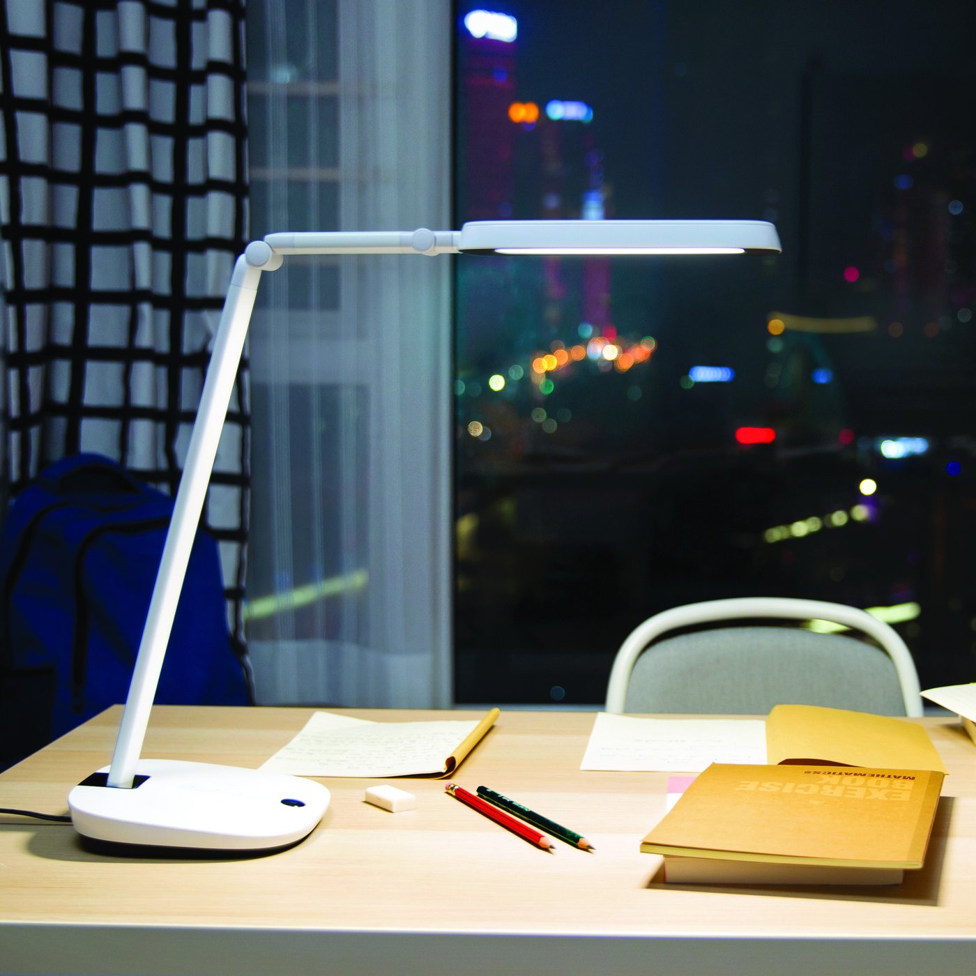 Philips Robot Plus Lampe de table, LED intensité lumineuse variable ...